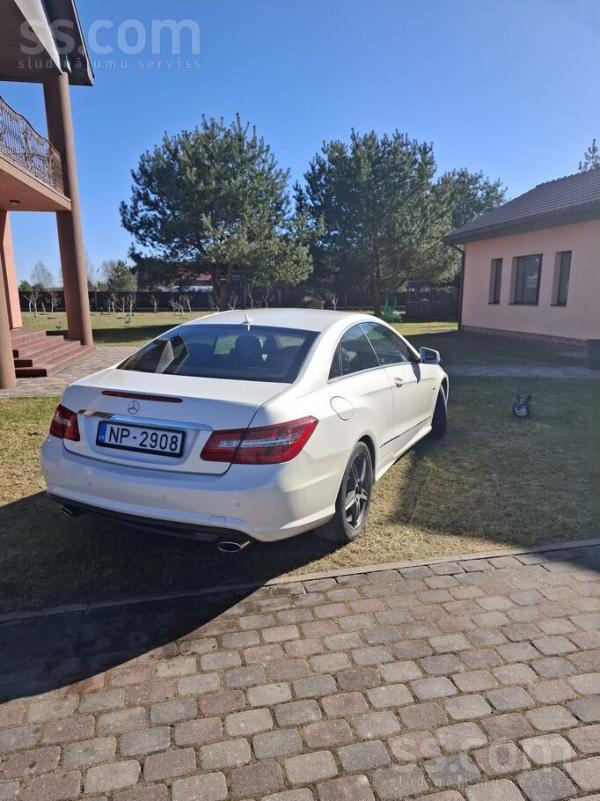 White Mercedes-Benz E 350 2010 in Riga, with an engine capacity of 3.00 L and mileage of 290 thousand km for 4750 €, photo 8 on AUTOMOTO.COM.LV