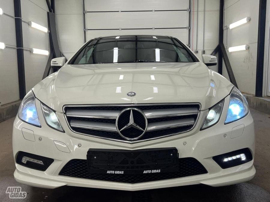 White Mercedes-Benz E 350 2011 in Aukstieji Rusokai, with an engine capacity of 3.50 L and mileage of 139 thousand km for 7744 €, photo 3 on AUTOMOTO.COM.LV
