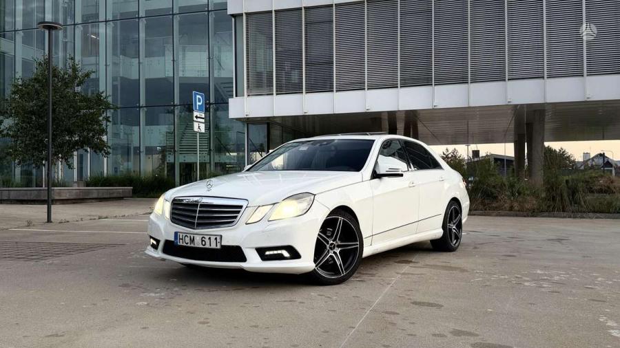 White Mercedes-Benz E 350 2010 in Vilnius, with an engine capacity of 2.99 L and mileage of 289 thousand km for 7900 €, photo 4 on AUTOMOTO.COM.LV