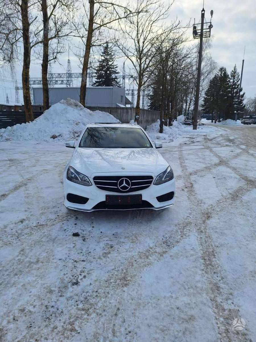 White Mercedes-Benz E 350 2014 in Siauliai, with an engine capacity of 3.50 L and mileage of 100 thousand km for 16999 €, photo 1 on AUTOMOTO.COM.LV