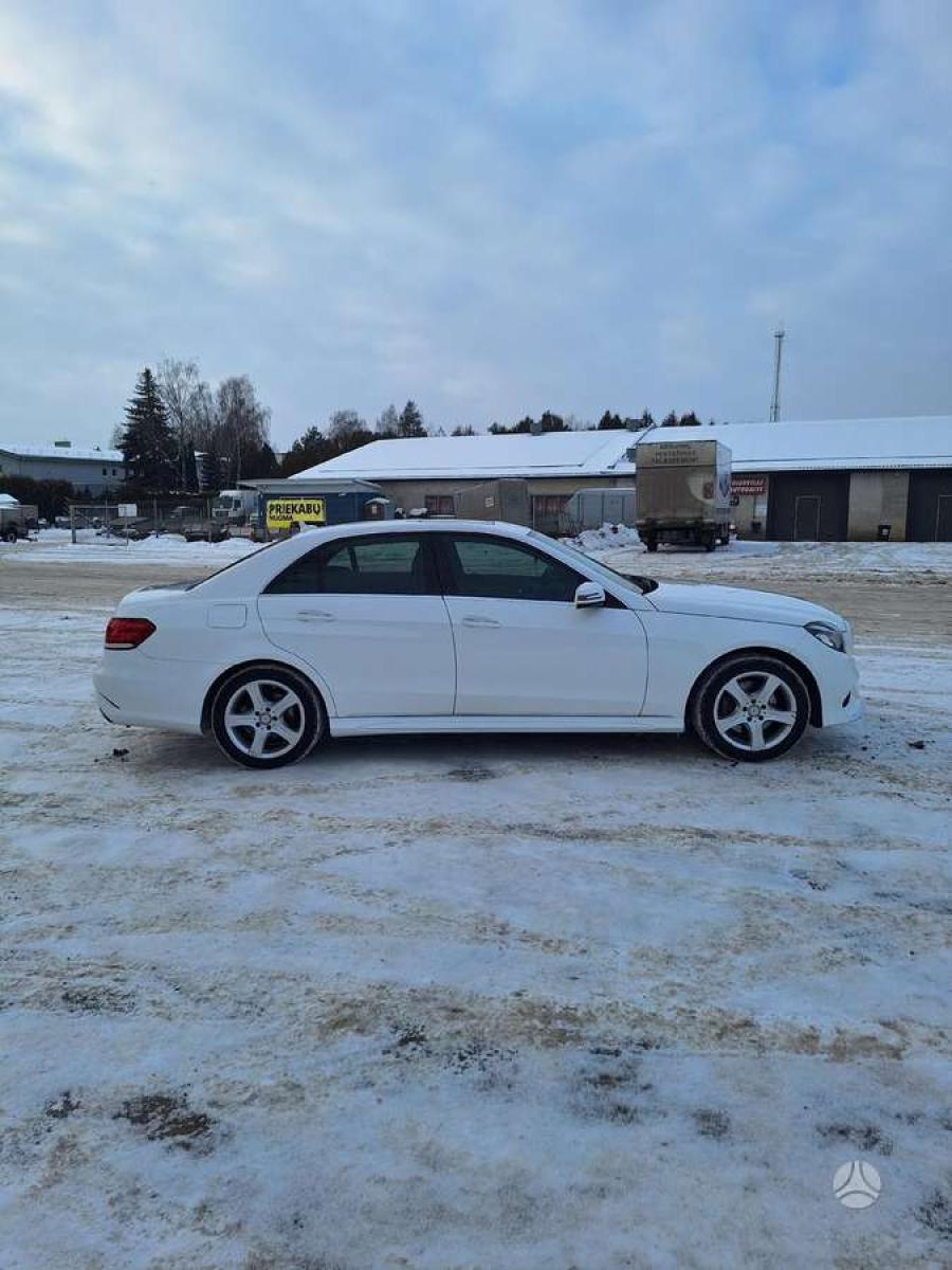 White Mercedes-Benz E 350 2014 in Siauliai, with an engine capacity of 3.50 L and mileage of 100 thousand km for 16999 €, photo 4 on AUTOMOTO.COM.LV