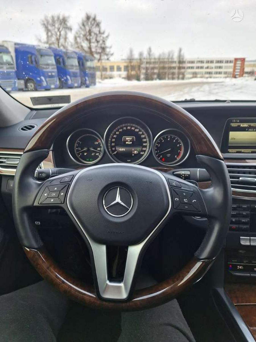 White Mercedes-Benz E 350 2014 in Siauliai, with an engine capacity of 3.50 L and mileage of 100 thousand km for 16999 €, photo 10 on AUTOMOTO.COM.LV