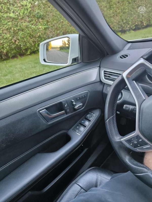 White Mercedes-Benz E 350 2014 in Kaunas, with an engine capacity of 2.99 L and mileage of 308 thousand km for 9000 €, photo 4 on AUTOMOTO.COM.LV