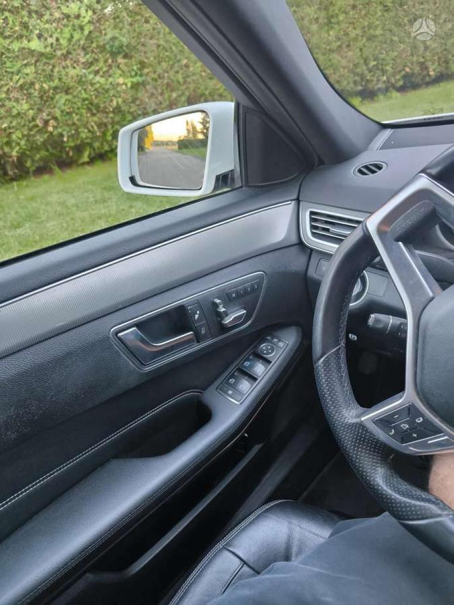 White Mercedes-Benz E 350 2014 in Kaunas, with an engine capacity of 2.99 L and mileage of 308 thousand km for 9000 €, photo 5 on AUTOMOTO.COM.LV