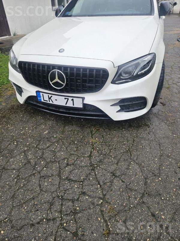 White Mercedes-Benz E 350 2016 in Jelgava, with an engine capacity of 3.00 L and mileage of 209 thousand km for 24800 €, photo 8 on AUTOMOTO.COM.LV