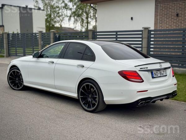 White Mercedes-Benz E 350 2016 in Jelgava, with an engine capacity of 3.00 L and mileage of 284 thousand km for 23500 €, photo 4 on AUTOMOTO.COM.LV