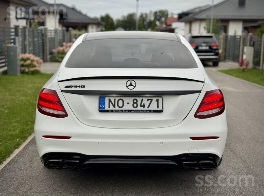 White Mercedes-Benz E 350 2016 in Jelgava, with an engine capacity of 3.00 L and mileage of 284 thousand km for 23500 €, photo 10 on AUTOMOTO.COM.LV