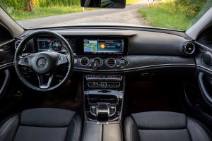 White Mercedes-Benz E 350 2017 in Elektrenai, with an engine capacity of 2.99 L and mileage of 175 thousand km for 23400 €, photo 10 on AUTOMOTO.COM.LV