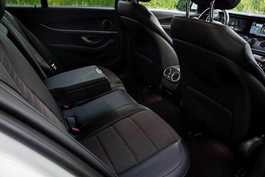White Mercedes-Benz E 350 2017 in Elektrenai, with an engine capacity of 2.99 L and mileage of 175 thousand km for 23400 €, photo 13 on AUTOMOTO.COM.LV