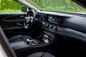White Mercedes-Benz E 350 2017 in Elektrenai, with an engine capacity of 2.99 L and mileage of 175 thousand km for 23400 €, photo 14 on AUTOMOTO.COM.LV