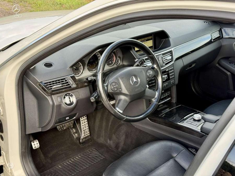 White Mercedes-Benz E 350 2011 in Vilkaviskis, with an engine capacity of 2.99 L and mileage of 333 thousand km for 7700 €, photo 12 on AUTOMOTO.COM.LV