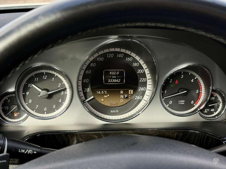 White Mercedes-Benz E 350 2011 in Vilkaviskis, with an engine capacity of 2.99 L and mileage of 333 thousand km for 7700 €, photo 16 on AUTOMOTO.COM.LV