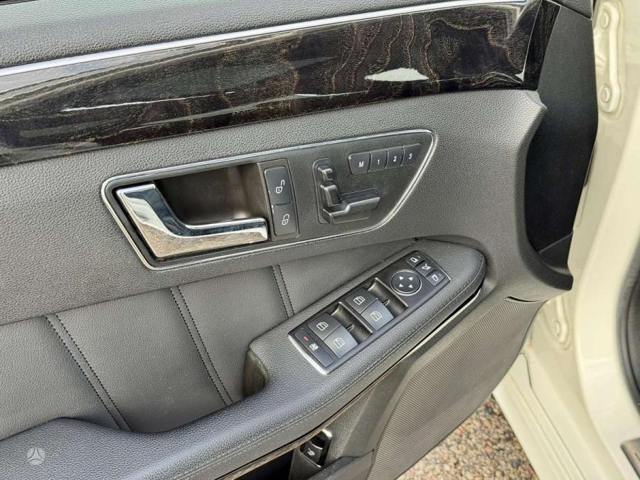 White Mercedes-Benz E 350 2011 in Vilkaviskis, with an engine capacity of 2.99 L and mileage of 333 thousand km for 7700 €, photo 20 on AUTOMOTO.COM.LV
