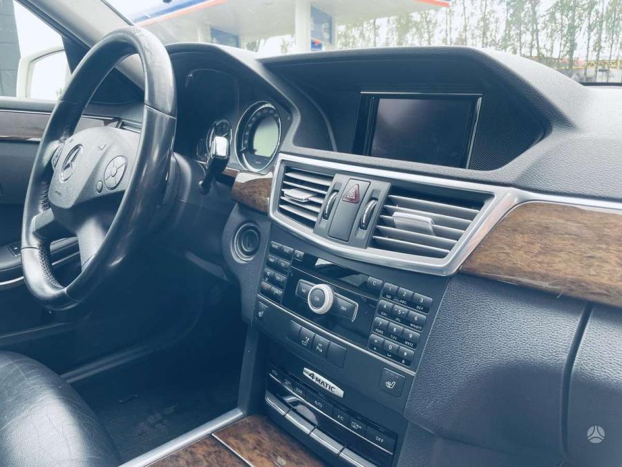 White Mercedes-Benz E 350 2012 in Vilnius, with an engine capacity of 3.50 L and mileage of 523 thousand km for 3100 €, photo 12 on AUTOMOTO.COM.LV