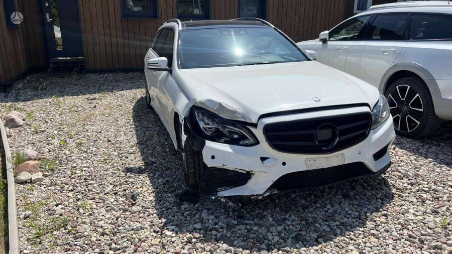 Balts Mercedes-Benz E 350 2016 Viļņa, ar dzinēja tilpumu 3.50 L un nobraukumu 180 tūkst. km par 8000 €, foto 3 vietnē AUTOMOTO.COM.LV
