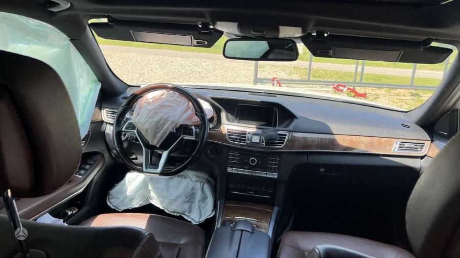 Balts Mercedes-Benz E 350 2016 Viļņa, ar dzinēja tilpumu 3.50 L un nobraukumu 180 tūkst. km par 8000 €, foto 13 vietnē AUTOMOTO.COM.LV