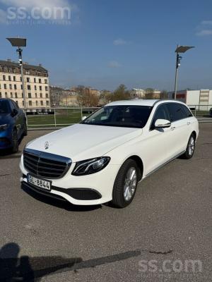 Белый Мерседес E 350 2017 в Рига, объемом двигателя 3.00 л и пробегом 150 тыс. км за 20200 €, фото 5 на AUTOMOTO.COM.LV