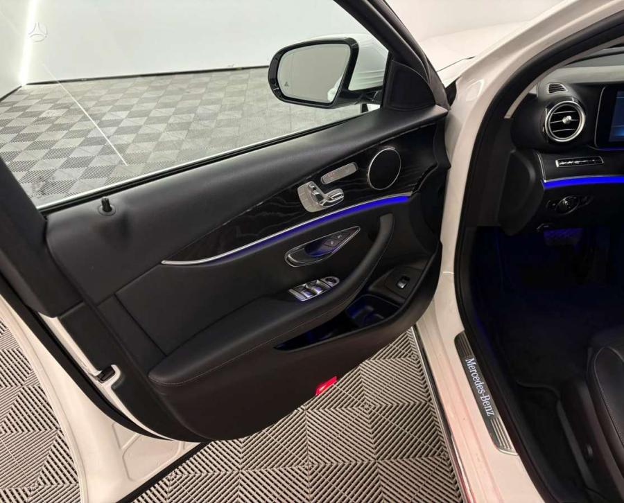 White Mercedes-Benz E 350 2017 in Marijampole, with an engine capacity of 2.99 L and mileage of 293 thousand km for 15450 €, photo 18 on AUTOMOTO.COM.LV