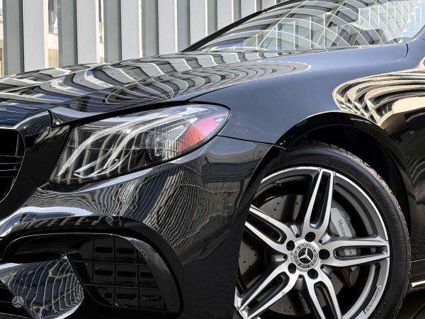 Черный Мерседес Е 400 2018 в Вильнюс, объемом двигателя 3.00 л и пробегом 140 тыс. км за 26990 €, фото 3 на AUTOMOTO.COM.LV