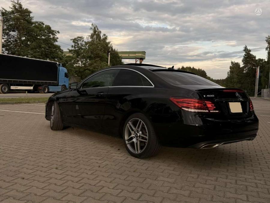 Melns Mercedes-Benz E 400 2015 Viļņa, ar dzinēja tilpumu 3.00 L un nobraukumu 173 tūkst. km par 16000 €, foto 5 vietnē AUTOMOTO.COM.LV