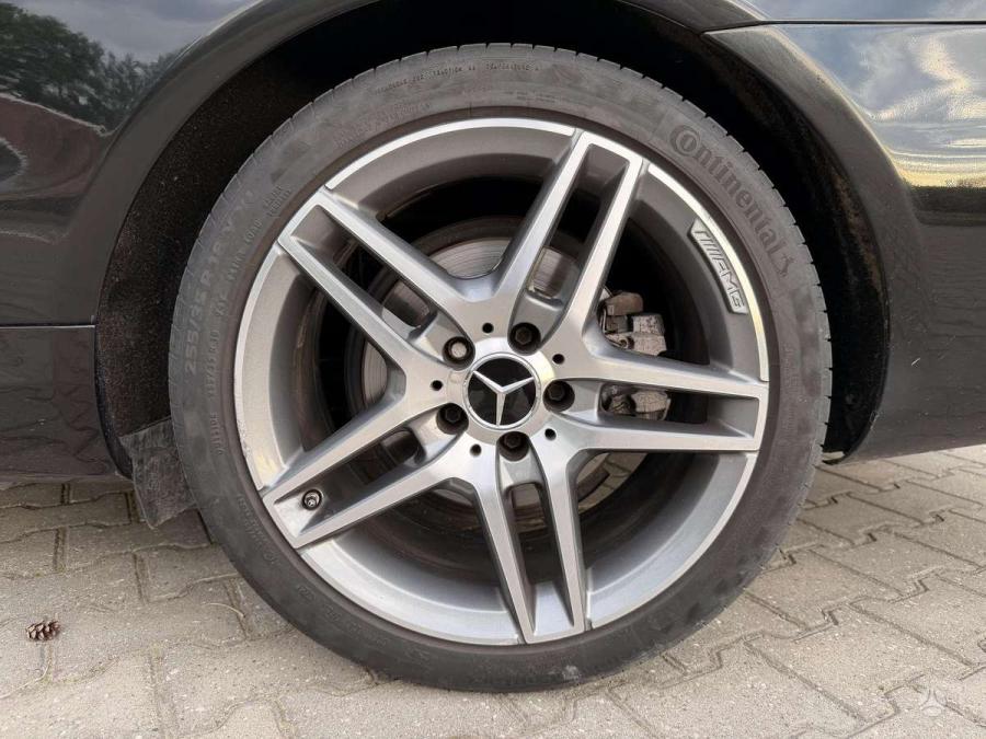 Melns Mercedes-Benz E 400 2015 Viļņa, ar dzinēja tilpumu 3.00 L un nobraukumu 173 tūkst. km par 16000 €, foto 24 vietnē AUTOMOTO.COM.LV