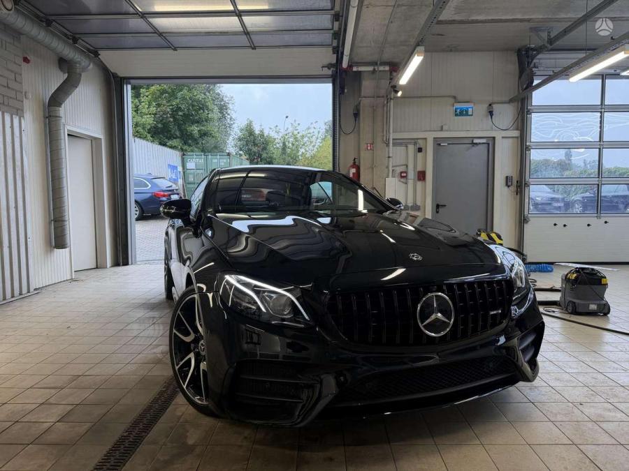 Black Mercedes-Benz E 400 2018 in Vilnius, with an engine capacity of 3.00 L and mileage of 165 thousand km for 30700 €, photo 1 on AUTOMOTO.COM.LV