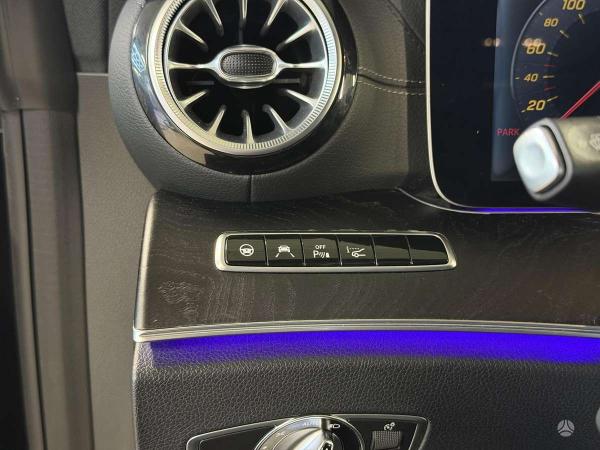 Melns Mercedes-Benz E 400 2018 Viļņa, ar dzinēja tilpumu 3.00 L un nobraukumu 165 tūkst. km par 30700 €, foto 5 vietnē AUTOMOTO.COM.LV