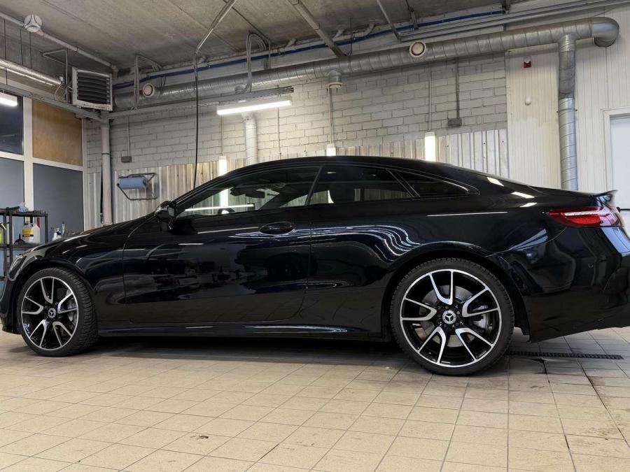 Black Mercedes-Benz E 400 2018 in Vilnius, with an engine capacity of 3.00 L and mileage of 165 thousand km for 30700 €, photo 7 on AUTOMOTO.COM.LV