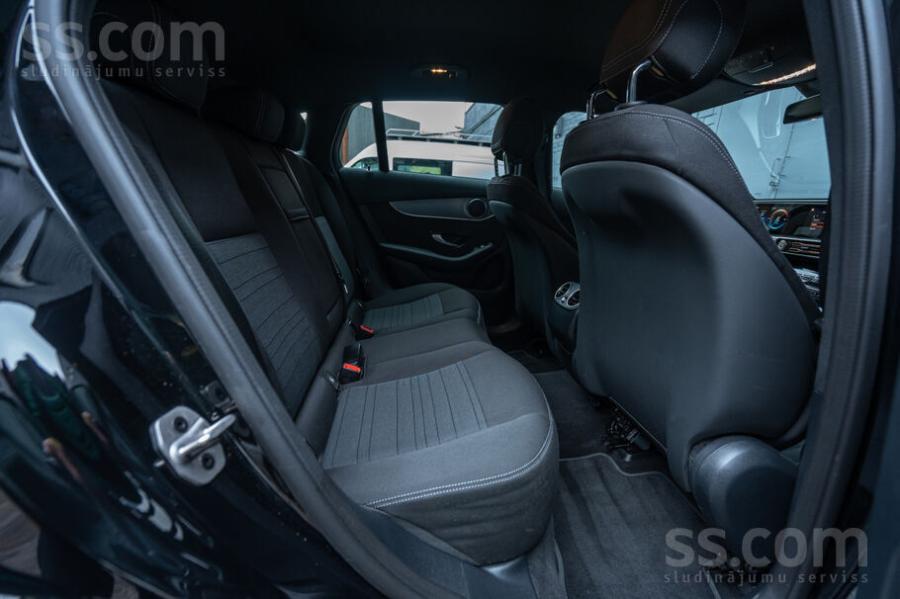 Black Mercedes-Benz E 400 2023 in Riga, with an engine capacity of 3.50 L and mileage of 90 thousand km for 35900 €, photo 18 on AUTOMOTO.COM.LV