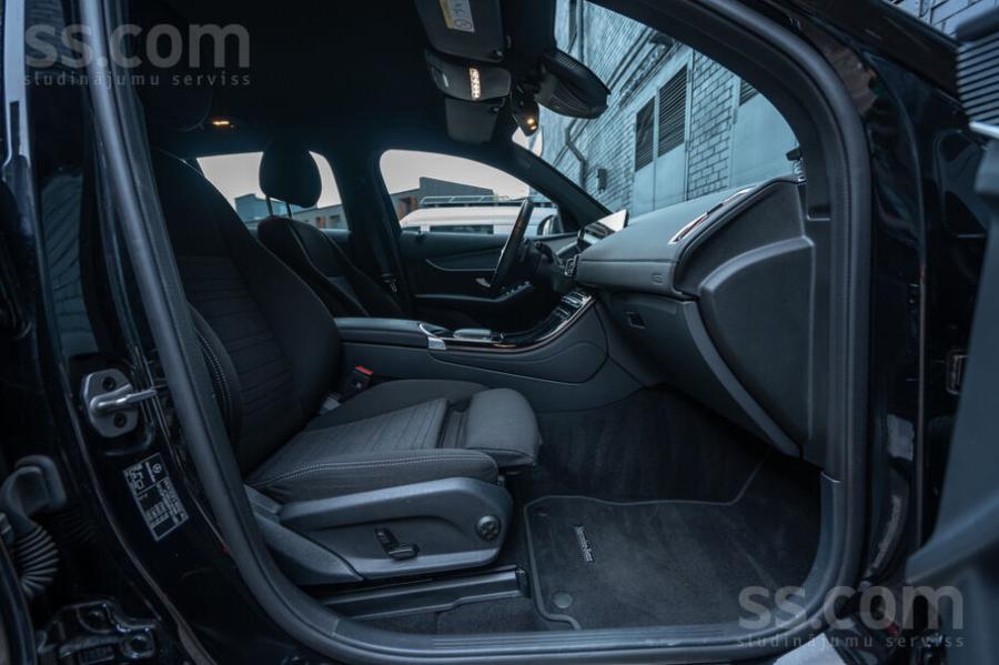 Black Mercedes-Benz E 400 2023 in Riga, with an engine capacity of 3.50 L and mileage of 90 thousand km for 35900 €, photo 20 on AUTOMOTO.COM.LV
