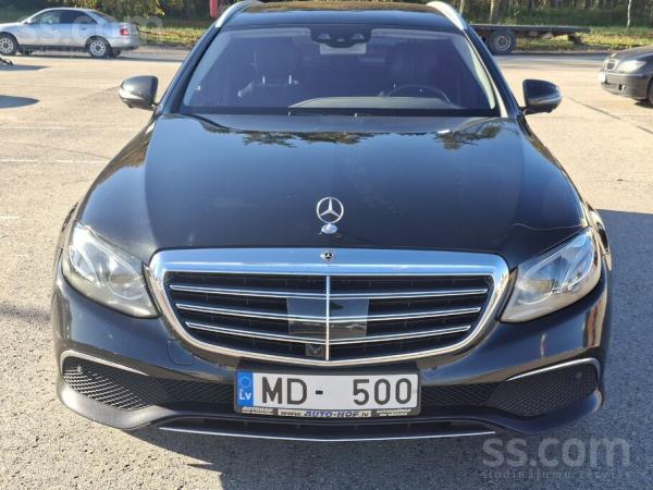 Mercedes-Benz E 400 2019 Rīga vietnē Melns Mercedes-Benz E 400 2019 Rīga, ar dzinēja tilpumu 3.00 L un nobraukumu 214 tūkst. km par 27000 €, foto 1 vietnē AUTOMOTO.COM.LV
