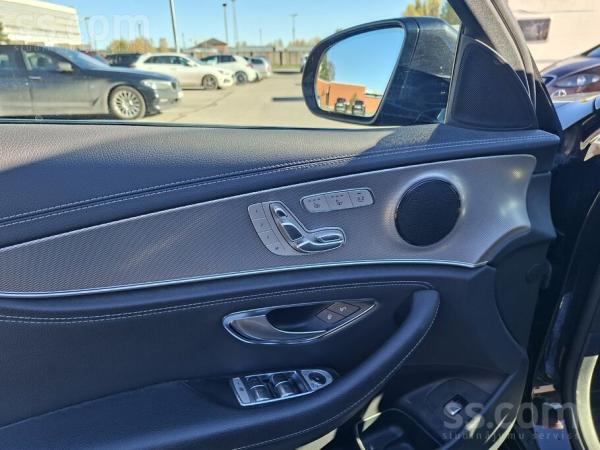 Mercedes-Benz E 400 2019 Rīga vietnē Melns Mercedes-Benz E 400 2019 Rīga, ar dzinēja tilpumu 3.00 L un nobraukumu 214 tūkst. km par 27000 €, foto 6 vietnē AUTOMOTO.COM.LV