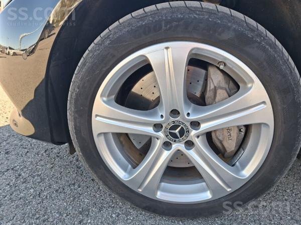 Mercedes-Benz E 400 2019 Rīga vietnē Melns Mercedes-Benz E 400 2019 Rīga, ar dzinēja tilpumu 3.00 L un nobraukumu 214 tūkst. km par 27000 €, foto 7 vietnē AUTOMOTO.COM.LV