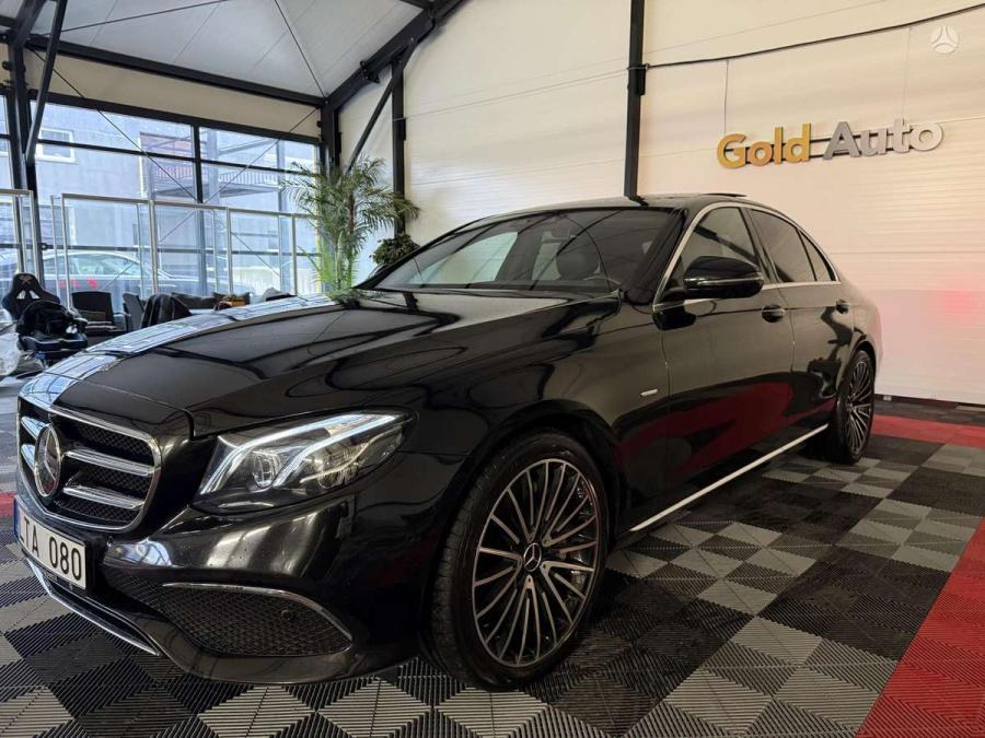 Melns Mercedes-Benz E 400 2019 Viļņa, ar dzinēja tilpumu 2.93 L un nobraukumu 125 tūkst. km par 29900 €, foto 1 vietnē AUTOMOTO.COM.LV