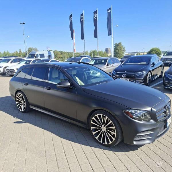 Melns Mercedes-Benz E 400 2017 Viļņa, ar dzinēja tilpumu 3.00 L un nobraukumu 153 tūkst. km par 24900 €, foto 3 vietnē AUTOMOTO.COM.LV