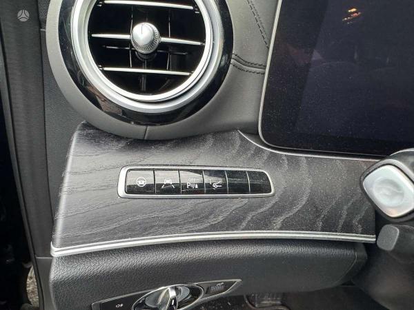 Melns Mercedes-Benz E 400 2018 Kauņa, ar dzinēja tilpumu 2.93 L un nobraukumu 195 tūkst. km par 23900 €, foto 9 vietnē AUTOMOTO.COM.LV