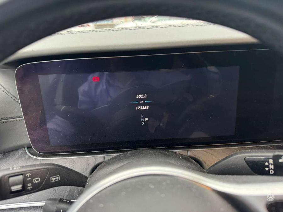 Black Mercedes-Benz E 400 2018 in Kaunas, with an engine capacity of 2.93 L and mileage of 195 thousand km for 23900 €, photo 12 on AUTOMOTO.COM.LV