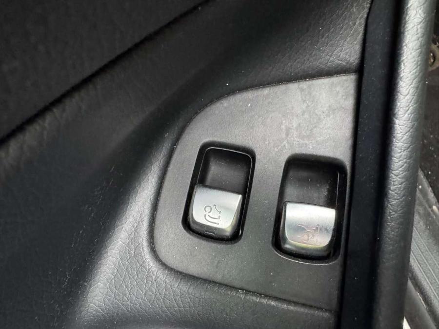 Black Mercedes-Benz E 400 2018 in Kaunas, with an engine capacity of 2.93 L and mileage of 195 thousand km for 23900 €, photo 17 on AUTOMOTO.COM.LV