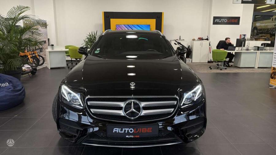 Black Mercedes-Benz E 400 2019 in Vilnius, with an engine capacity of 3.00 L and mileage of 173 thousand km for 28999 €, photo 2 on AUTOMOTO.COM.LV