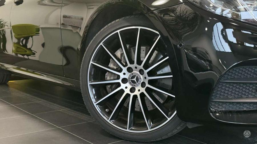 Black Mercedes-Benz E 400 2019 in Vilnius, with an engine capacity of 3.00 L and mileage of 173 thousand km for 28999 €, photo 4 on AUTOMOTO.COM.LV