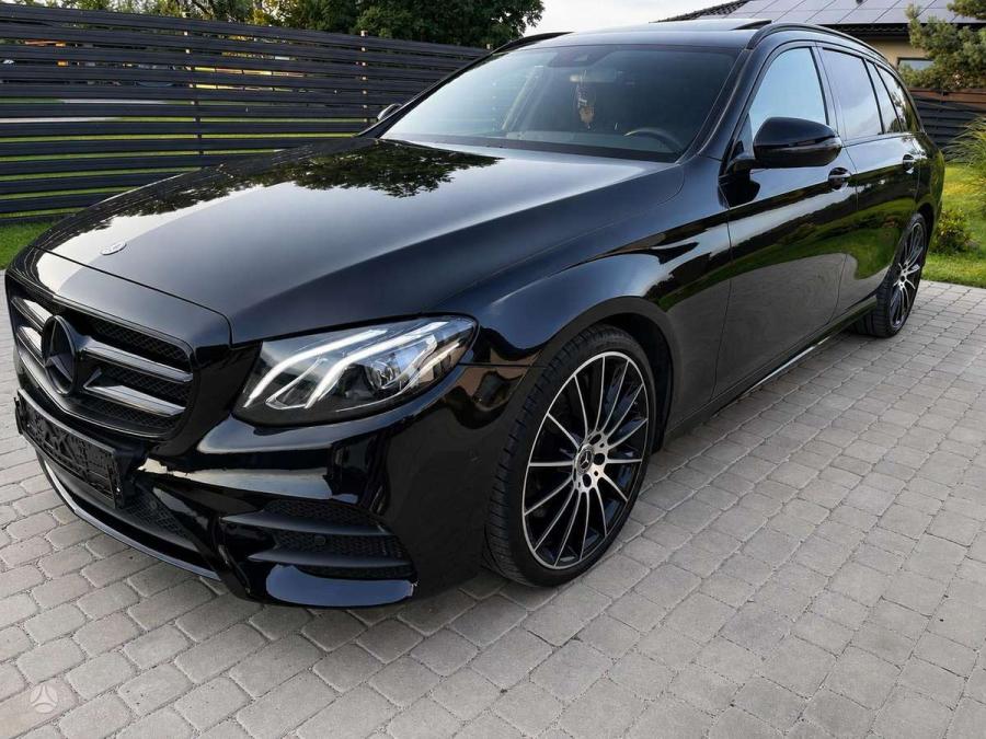 Melns Mercedes-Benz E 400 2019 Kauņa, ar dzinēja tilpumu 3.00 L un nobraukumu 106 tūkst. km par 27500 €, foto 1 vietnē AUTOMOTO.COM.LV