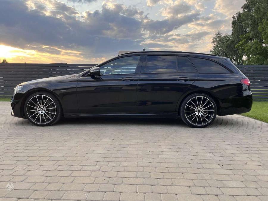 Melns Mercedes-Benz E 400 2019 Kauņa, ar dzinēja tilpumu 3.00 L un nobraukumu 106 tūkst. km par 27500 €, foto 4 vietnē AUTOMOTO.COM.LV