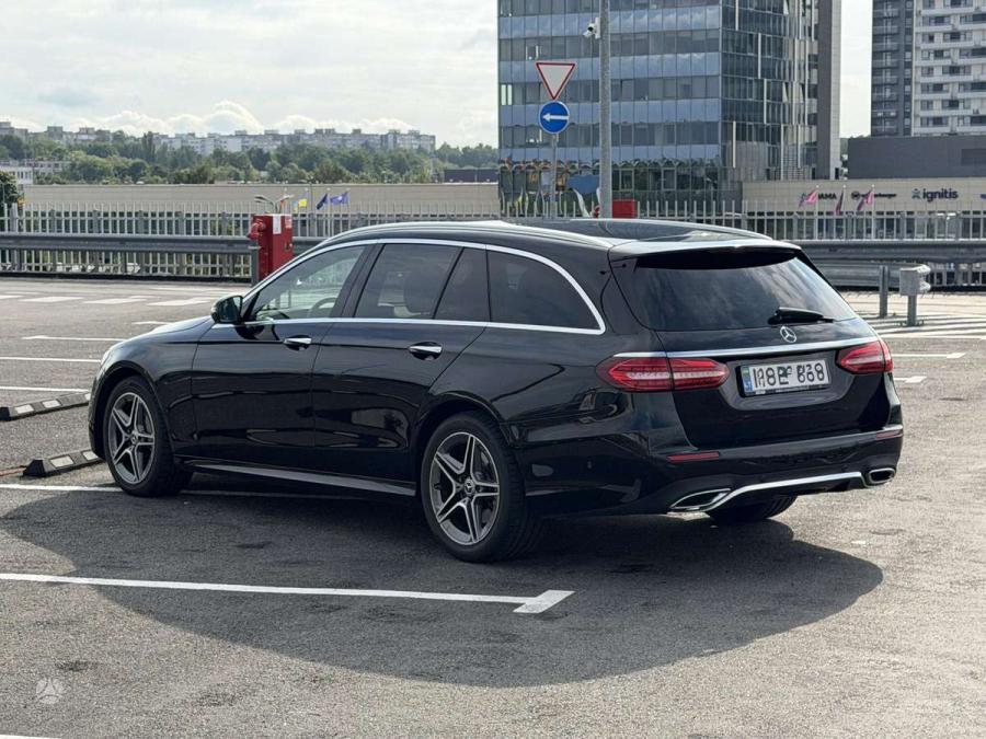 Melns Mercedes-Benz E 400 2021 Viļņa, ar dzinēja tilpumu 2.93 L un nobraukumu 139 tūkst. km par 33000 €, foto 4 vietnē AUTOMOTO.COM.LV