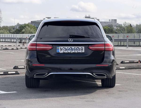 Melns Mercedes-Benz E 400 2021 Viļņa, ar dzinēja tilpumu 2.93 L un nobraukumu 139 tūkst. km par 33000 €, foto 6 vietnē AUTOMOTO.COM.LV