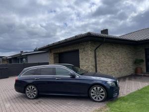 Blue Mercedes-Benz E 400 2017 in Kaunas, with an engine capacity of 3.50 L and mileage of 180 thousand km for 19900 €, photo 4 on AUTOMOTO.COM.LV