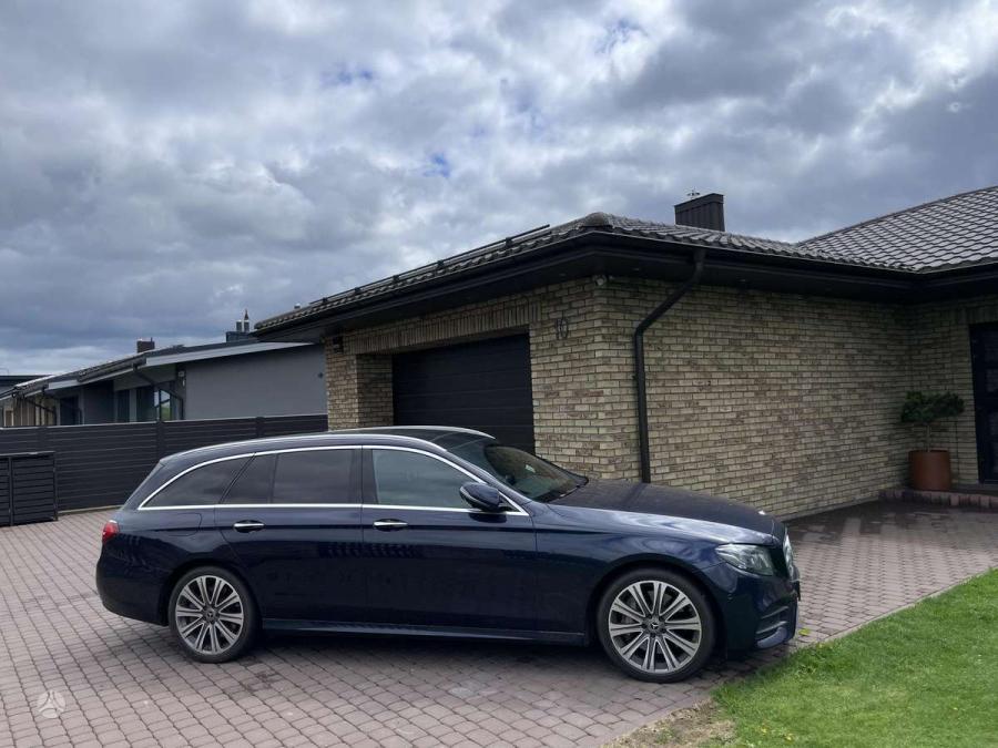 Blue Mercedes-Benz E 400 2017 in Kaunas, with an engine capacity of 3.50 L and mileage of 180 thousand km for 19900 €, photo 4 on AUTOMOTO.COM.LV