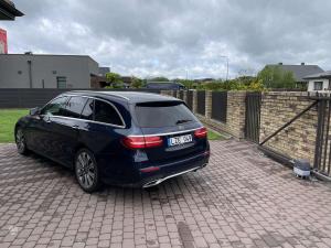 Blue Mercedes-Benz E 400 2017 in Kaunas, with an engine capacity of 3.50 L and mileage of 180 thousand km for 19900 €, photo 6 on AUTOMOTO.COM.LV
