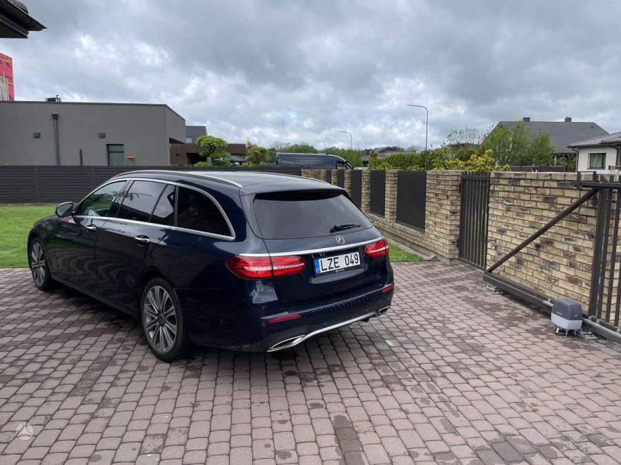 Blue Mercedes-Benz E 400 2017 in Kaunas, with an engine capacity of 3.50 L and mileage of 180 thousand km for 19900 €, photo 6 on AUTOMOTO.COM.LV