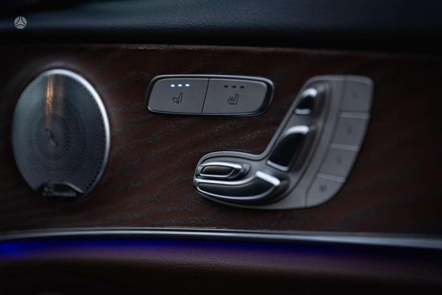 Zils Mercedes-Benz E 400 2018 Viļņa, ar dzinēja tilpumu 2.99 L un nobraukumu 155 tūkst. km par 24900 €, foto 17 vietnē AUTOMOTO.COM.LV