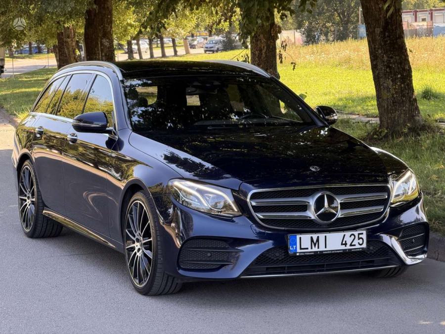 Синий Мерседес Е 400 2019 в Вильнюс, объемом двигателя 2.93 л и пробегом 178 тыс. км за 29600 €, фото 1 на AUTOMOTO.COM.LV
